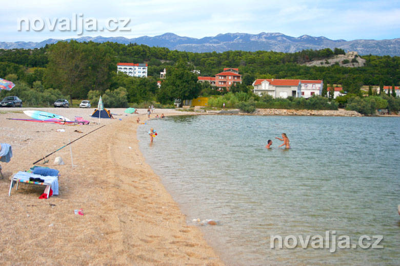 Písčitooblázková pláž Caska, ostrov Pag, Chorvatsko I NOVALJA